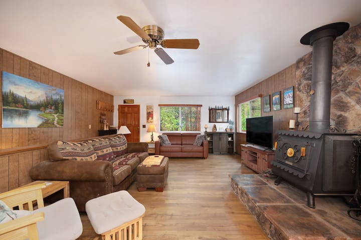 Arnold Forest Cabin • Hot Tub, Sauna & Game Room - Arnold, CA
