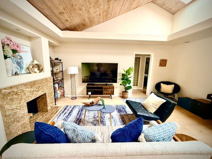 Grand 3-bedroom Haven In La With Outdoor Pool - Los Angeles, CA