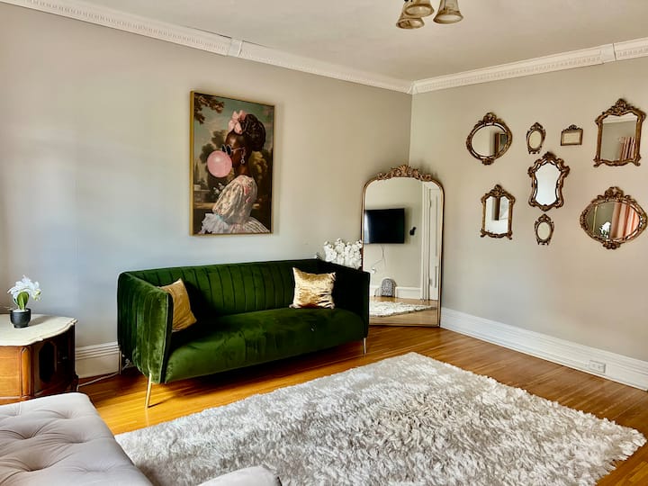 Victoria Noir | Elegant 2br In Historic Queen Anne - Greece, NY