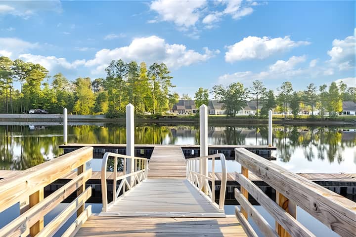 Waterfront Oasis: Fishing Pier, Pool, Beach Access - Chesapeake, VA