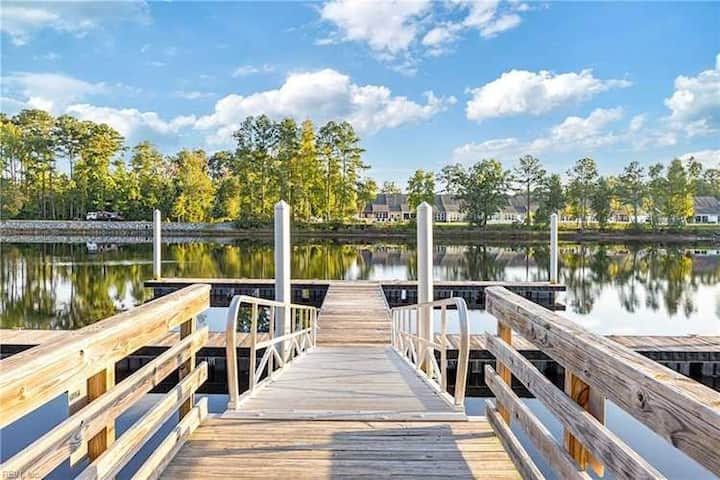 Waterfront Oasis: Fishing Pier, Pool, Beach Access - Chesapeake, VA