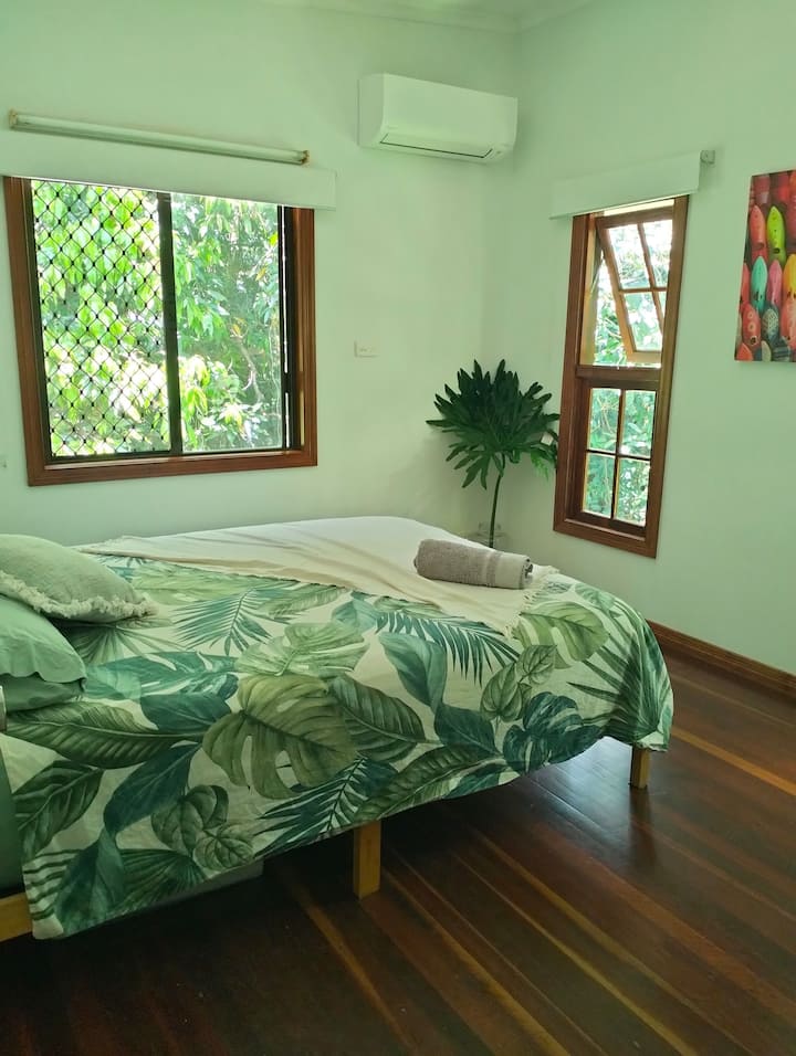 Comfortable Room & Woodland Views - Cairns