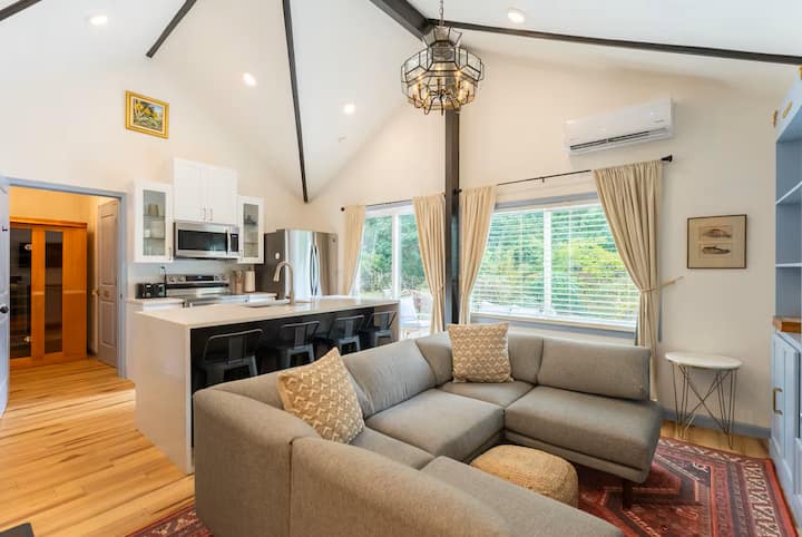 Raindrop Getaway - Loft & Sauna Retreat - Kent, WA