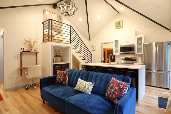 Raindrop Getaway - Loft & Sauna Retreat - Kent, WA