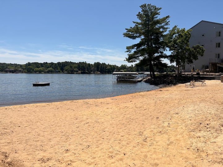 Lake Delton Condo Beach + Pools Jacuzzi Suite - Lake Delton, WI