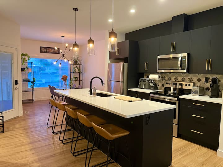 Whole Townhouse - 2 Bedrooms (Both With Ensuites!) - Canada