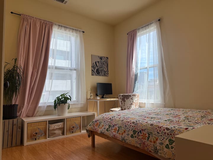 Sunny Queen Room · Artsy Home · Yoga Dance Studio - Oakland, CA