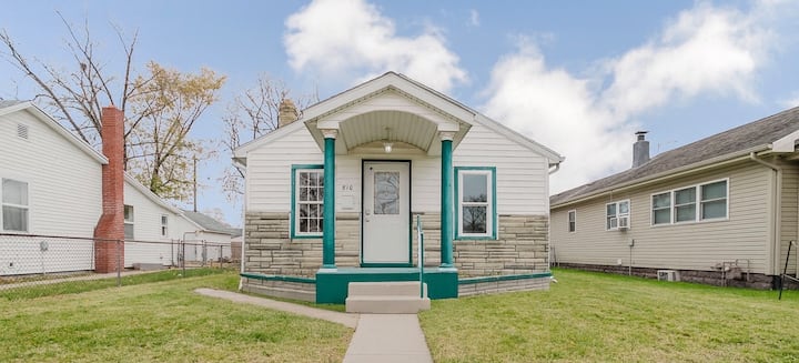 Renovated 2br Near Nd W/ Garage & Fenced Yard - Mishawaka, IN