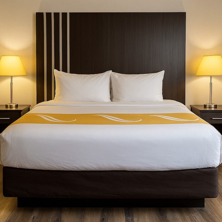 Quiet King Bed Room - Sarnia