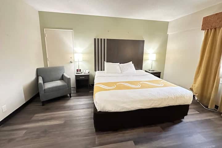 Quiet King Bed Room - Port Huron, MI