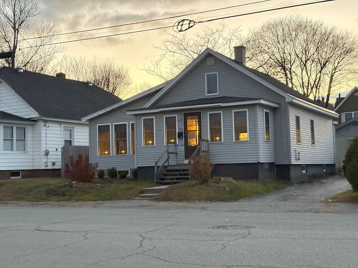 Riverview Cottage. A Cozy Stay With River View. - Elbow Lake, Millinocket
