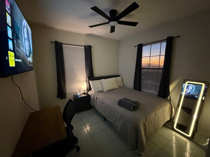 Cozy Upstairs 2-bedroom Apartment In South Laredo! - Laredo, TX