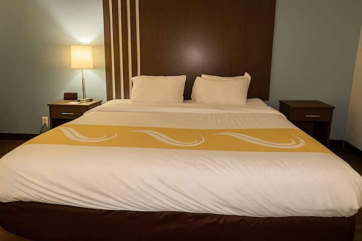 King Bed Suite With Jetted Tub - Sarnia