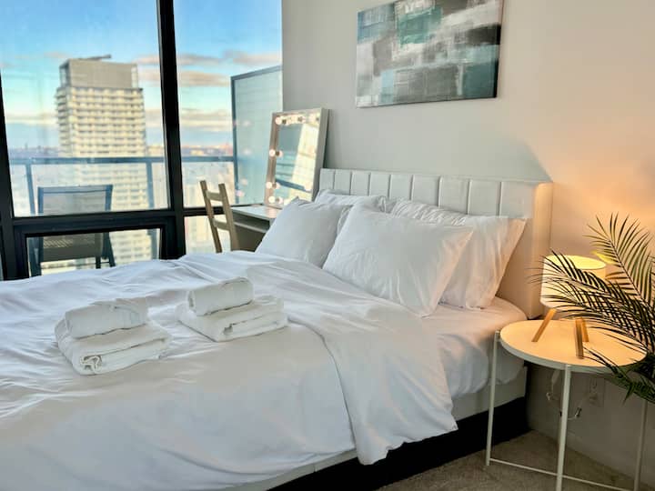 Toronto Sky Residence | Spacious High-rise Stay - Toronto