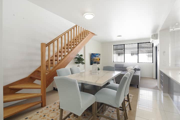 Modern Family Seaside Escape – Stroll To The Water - 雷德克利夫