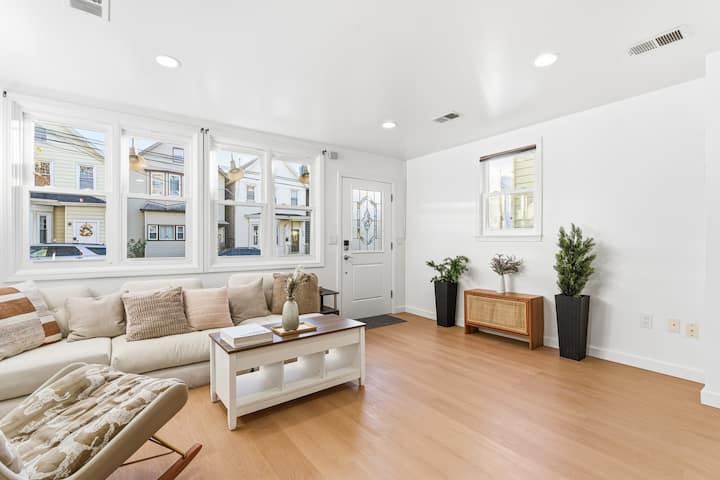 2 Bedrooms W/ Big Living Room Easy To Path And Ewr - Harrison, NJ