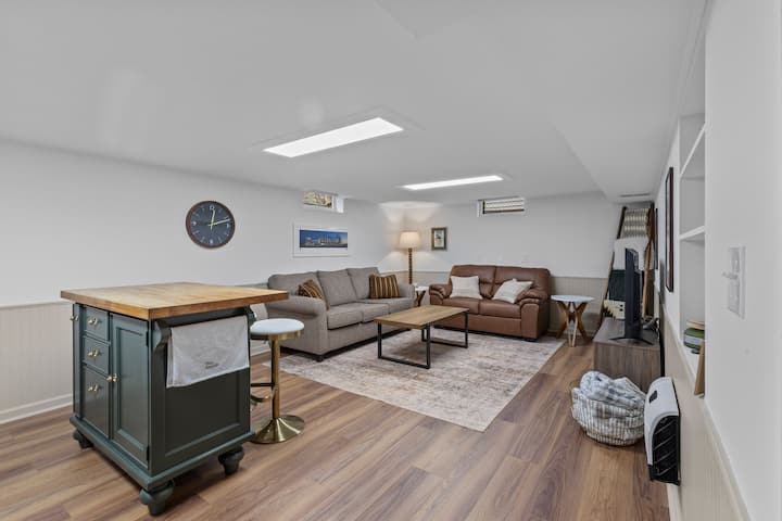 Cozy Private Suite Near Lambeau Field - Green Bay, WI