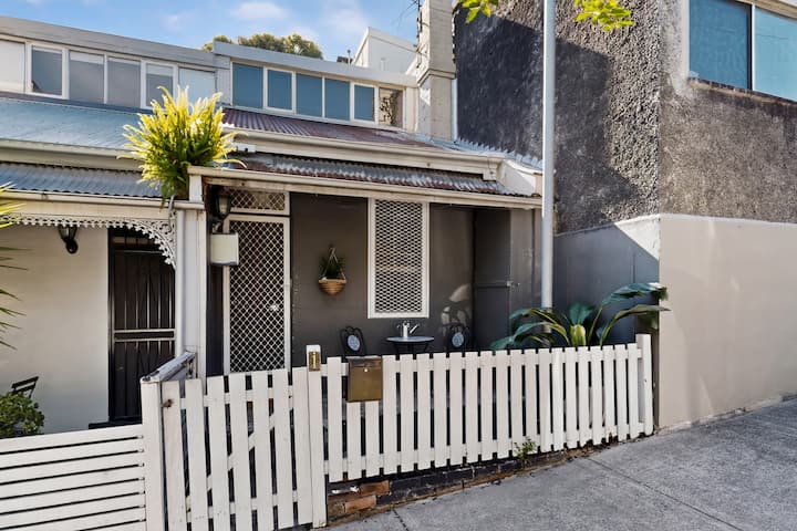 Charming Waterloo Terrace • Stylish & Affordable - Australie