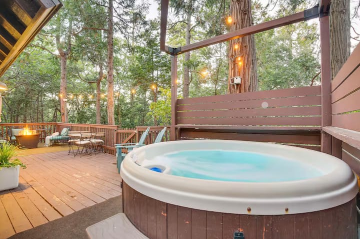 Hot Tub + Fire Pit/ Treehouse Cabin/ Walk To Lake - Crestline, CA