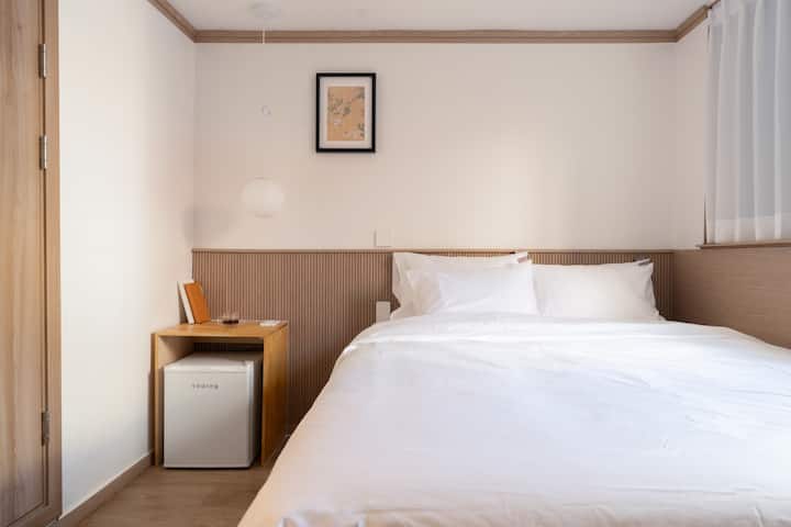 스테이105행궁레지던스_5평스탠다드/원룸형(퀸1)+욕실/객실내취사불가/옥상정원/공동주방사용 - Suwon-si