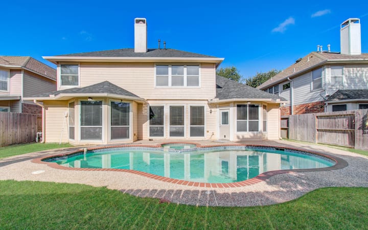 Luxury Pool Home Near Sugar Land Town Center - Missouri City, TX