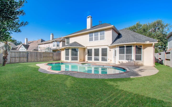Luxury Pool Home Near Sugar Land Town Center - Missouri City, TX