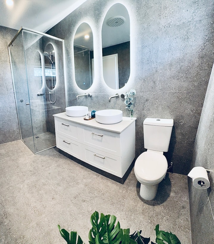 Newly Reno’d, 2living, 3bath, Big Decks, Bbq, Pets - North Shore