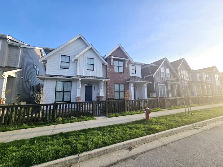 Willoughby Luxe Retreat 2 Br - Langley
