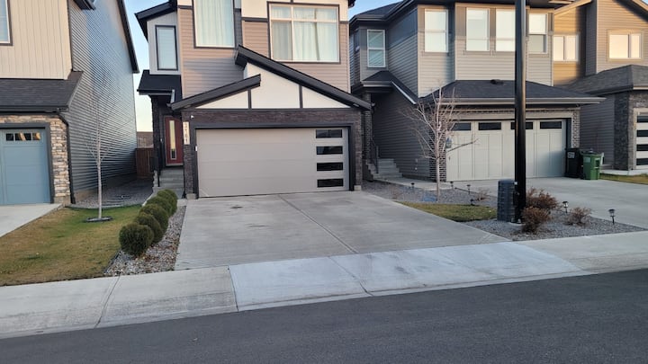 Fresh, Modern & Spacious Home | Cavanagh Edmonton - Edmonton