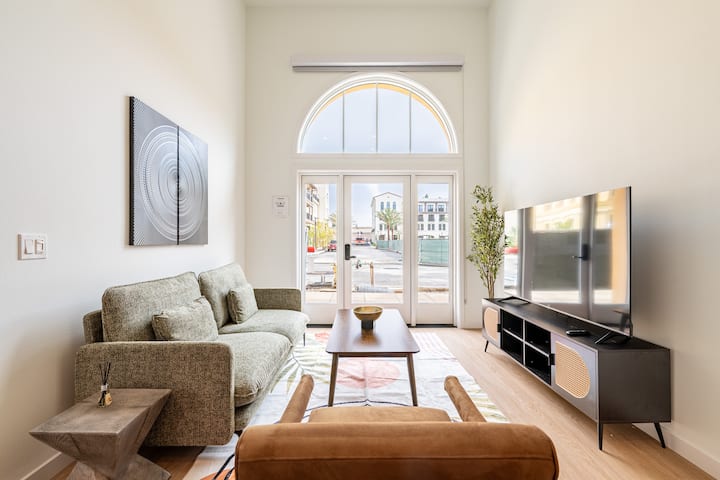 Modern King 1b1b｜pool & Spa｜smart 4k Tvs - Claremont