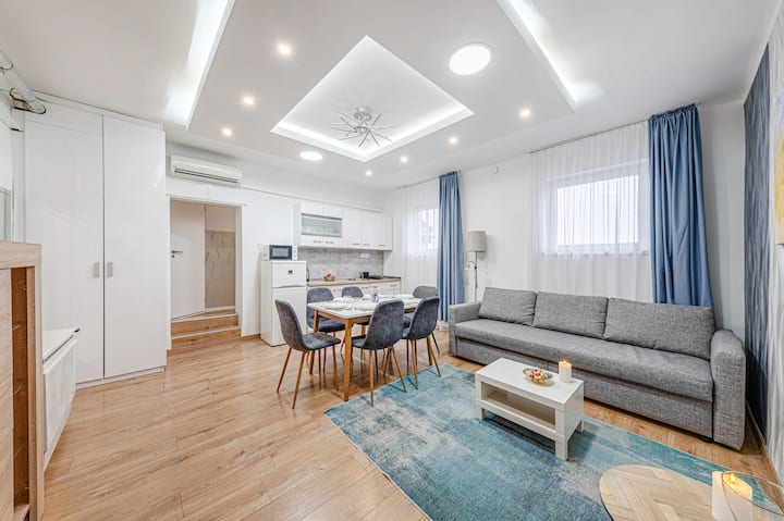 Luminosa Bright Central Flat W. A/c -Top Location - Budapest