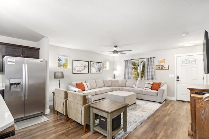 Hot Tub, Sleeps 12, Well-stocked, Great Location - Coeur d'Alene, ID