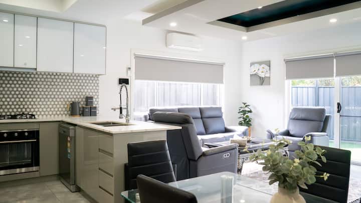 Modern 4br Near Shops, Airport & Walking Trail - Caroline Springs
