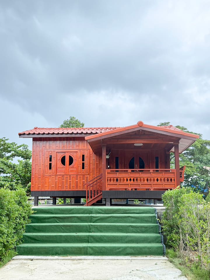 บ้านไม้ 2 ห้องนอน 1 ห้องน้ำ ติดหาดส่วนตัว - Krabi