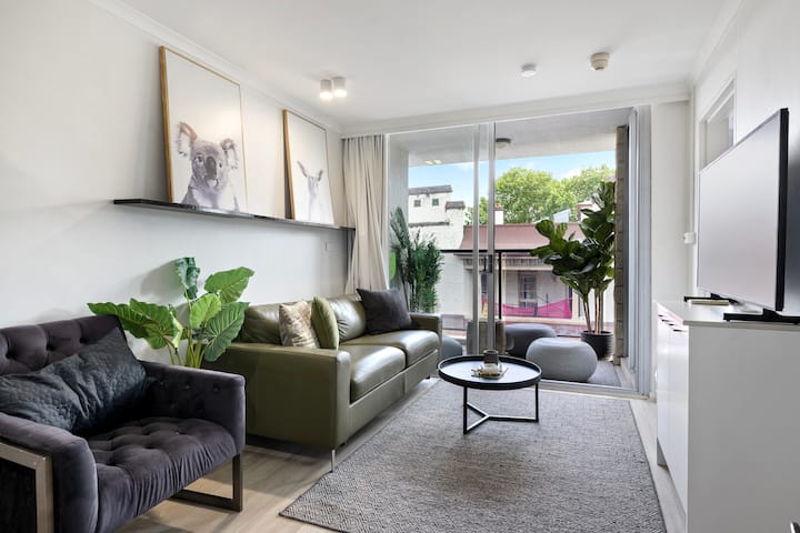 Stylish 1-bedroom Stay With Balcony & Amenities -