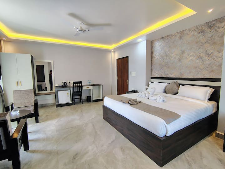 Lakeside Highway Retreat With Mesmerizing Views - Jowai