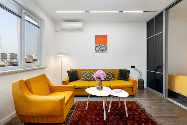 Sunny Retreat: A Cozy Yellow-themed Home - Erivan