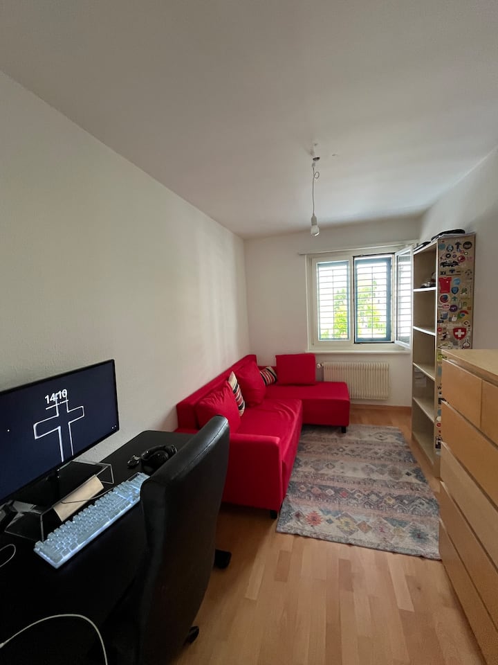 Strawberry Room In Affoltern - Zurich