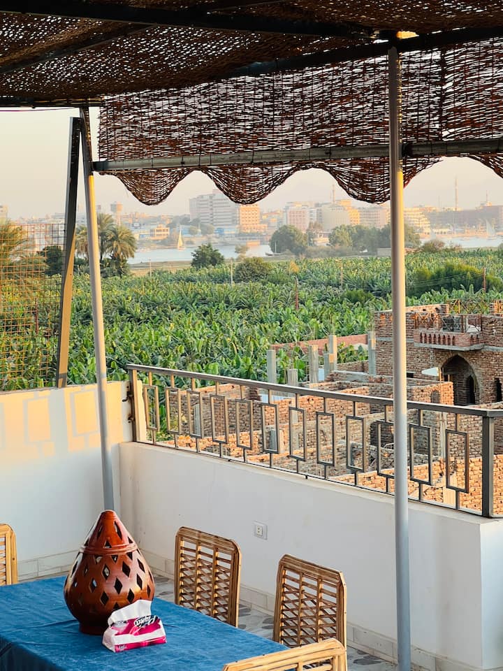 Views Of The Nile River, Luxor Temple,& Balloons - Égypte