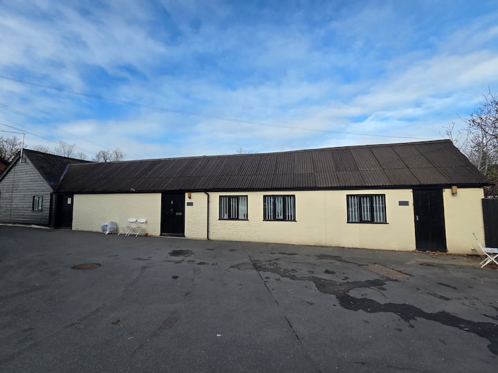 Air Bnb Within 1 Mile Of Stansted Airport-dairy1 - London Stansted Airport (STN)