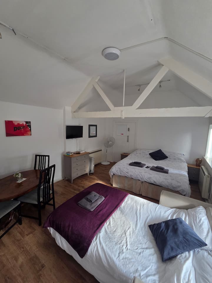 Air Bnb Within 1 Mile Of Stansted Airport-dairy2 - London Stansted Airport (STN)