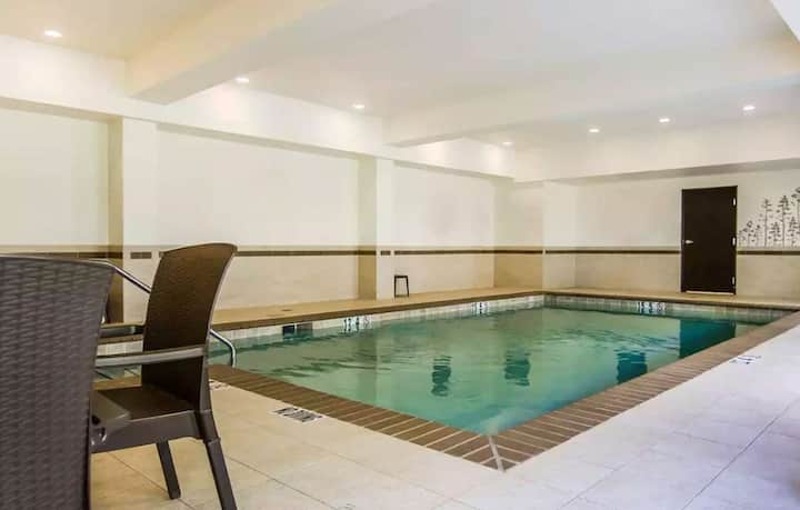 King Bed | Wingate Longview | Free Parking - Longview, TX
