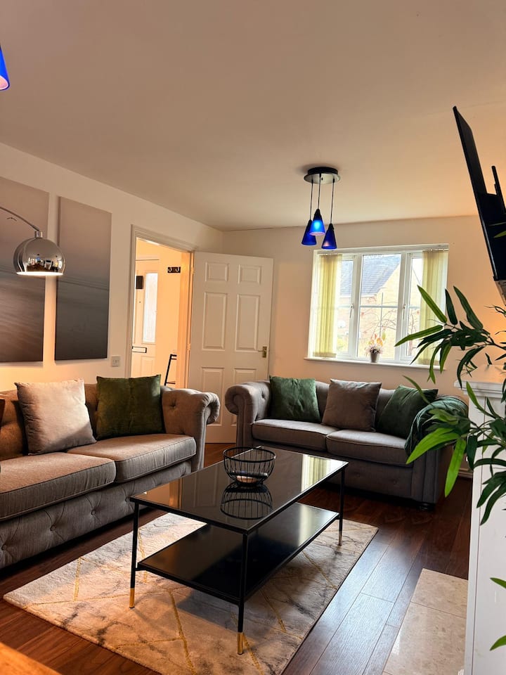 Calstock House Sleep 12 Free Parking Book Now - Swindon