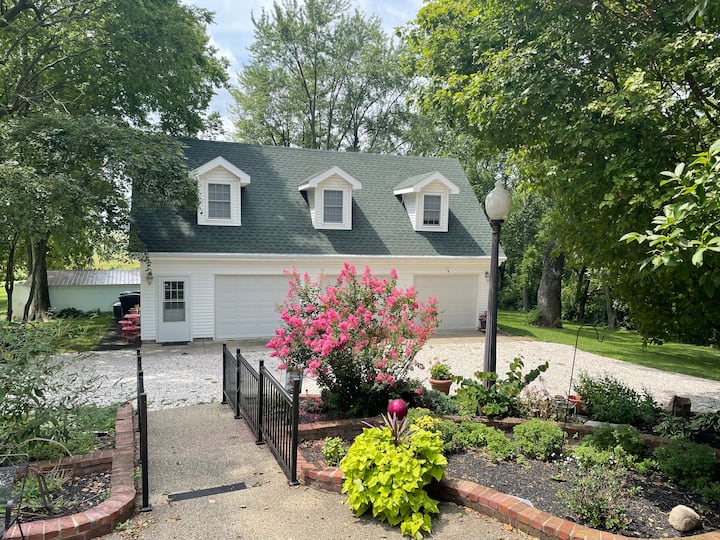Country Loft With A View - Vincennes, IN