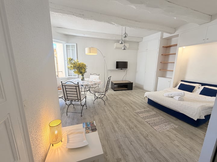 Studio Climatisé à Bormes Les Mimosas Village ! - Plage de Pramousquier