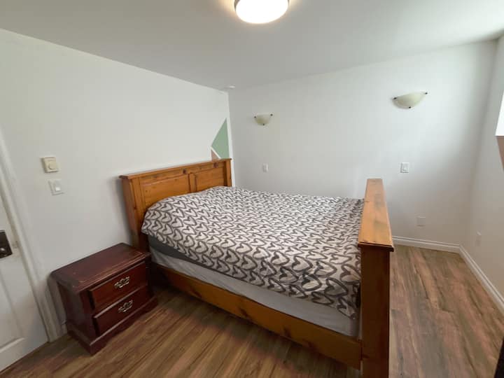 Promontory Queen Bed Three Window Quiet Room - Chilliwack