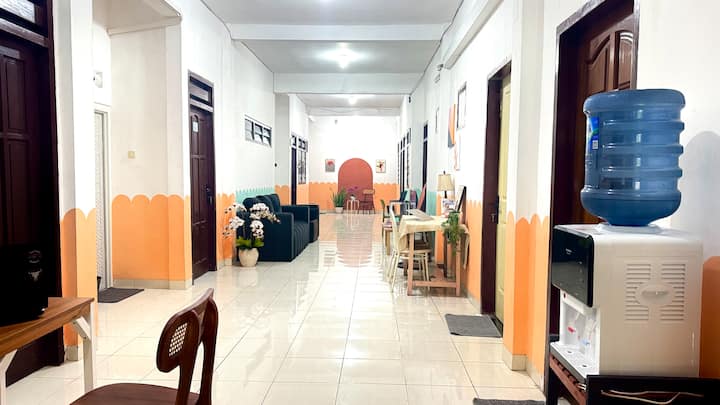 Bright 14-room For Big Groups In Gubeng - 35 Pax - Surabaya