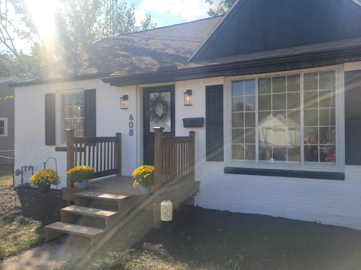 Cape Cod Home Away From Home. - Lima, OH