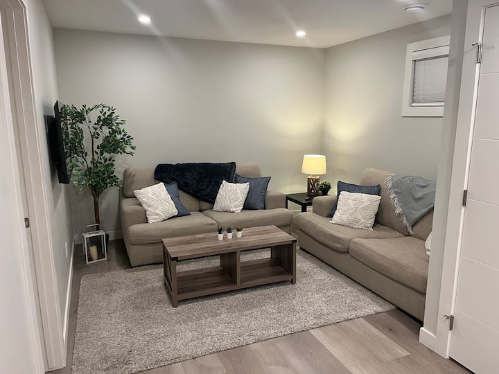 Bright 2-bedroom Family & Pet-friendly Suite+yard - Cochrane