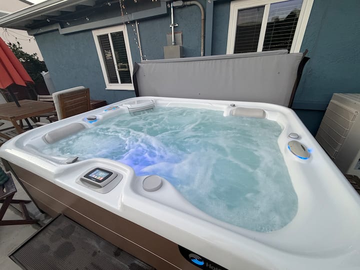 Saltwater Hot Tub, Fire Pit, Outdoor Paradise - San Diego, CA